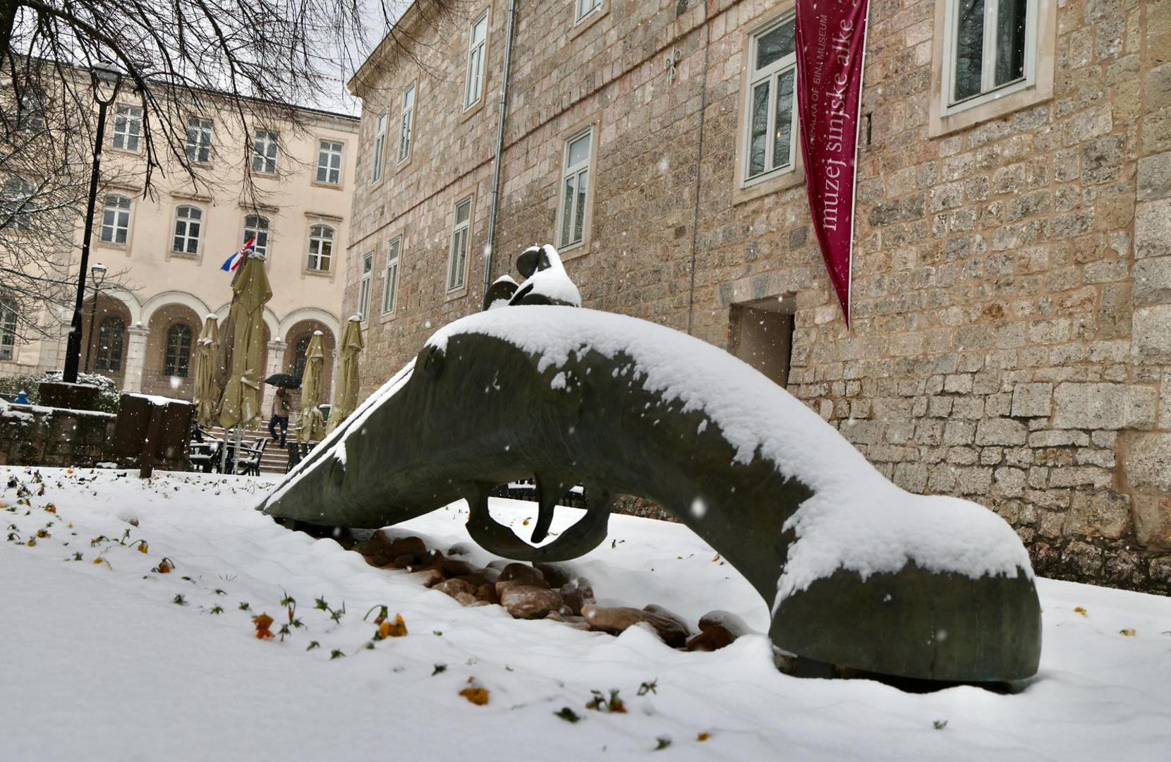 Galerija: Snijeg zabijelio sinjske ulice str. 1 | Večernji.hr