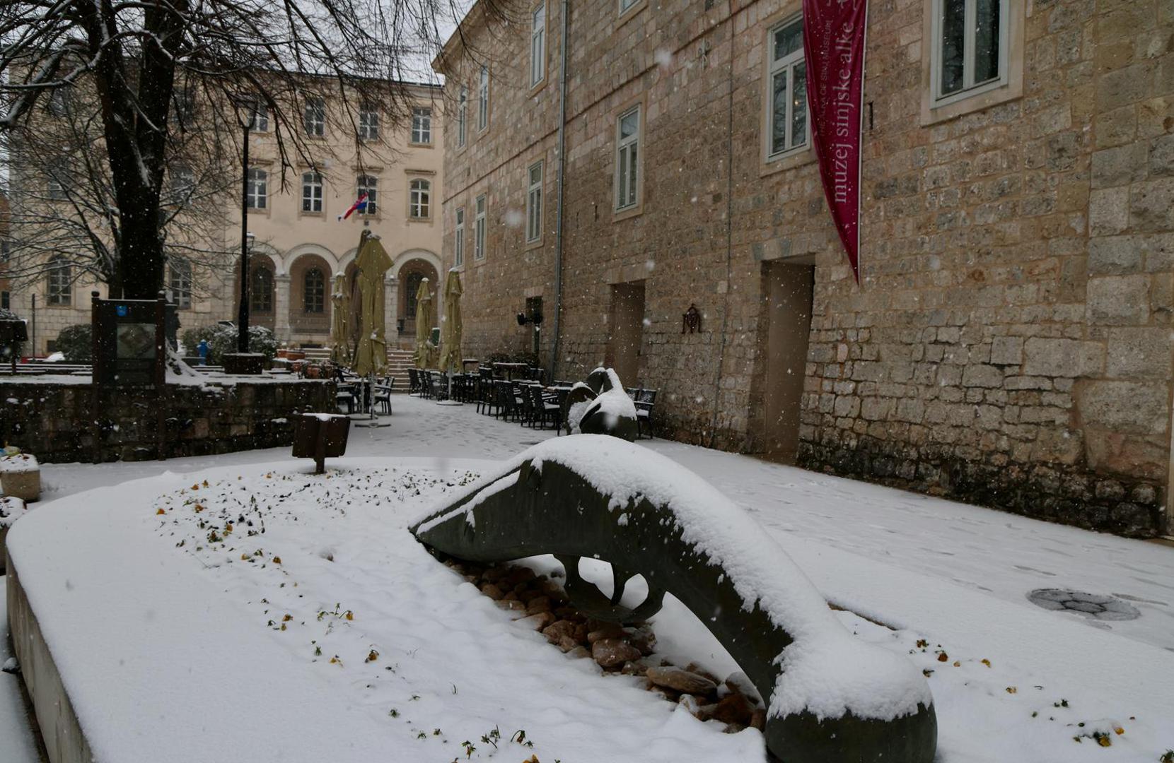 Galerija: Snijeg zabijelio sinjske ulice str. 1 | Večernji.hr