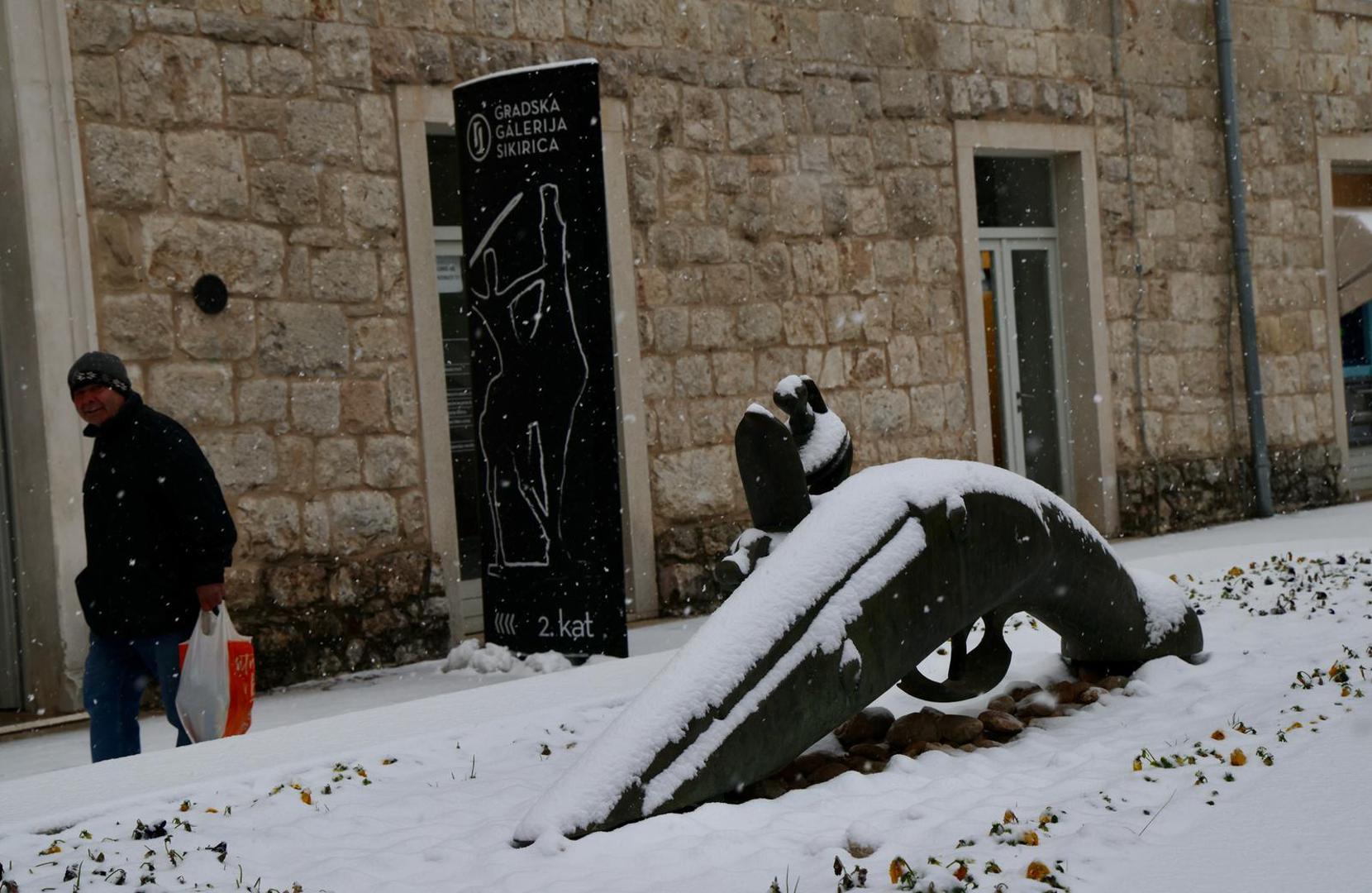 Galerija: Snijeg zabijelio sinjske ulice str. 1 | Večernji.hr