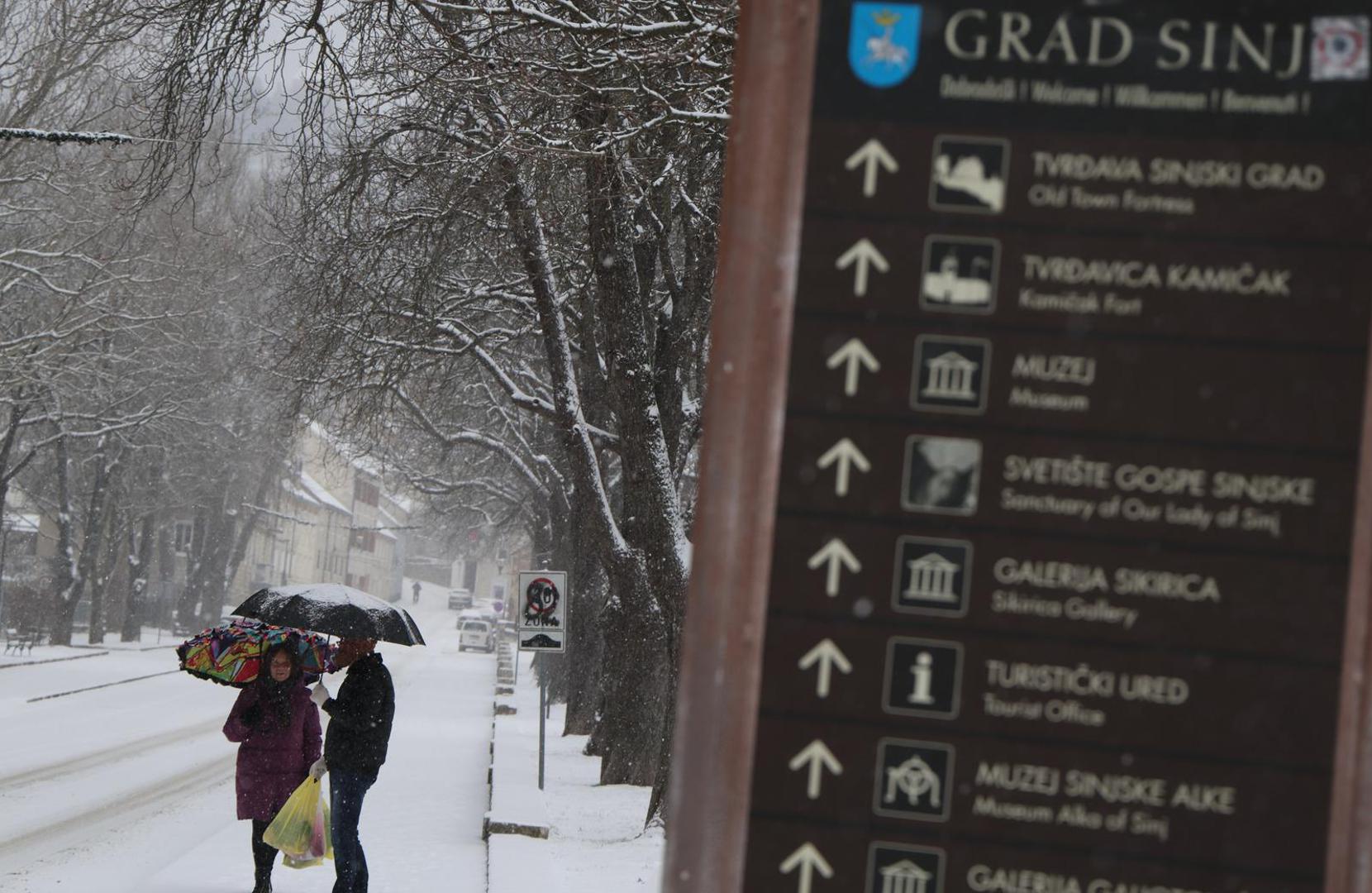 Galerija: Snijeg zabijelio sinjske ulice str. 1 | Večernji.hr