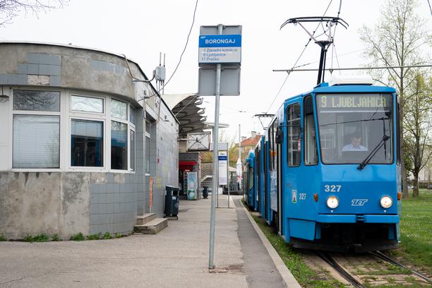 Čekaju tramvaj na Borongaju i čude se što ne dolazi pa podsjećamo da ga ...