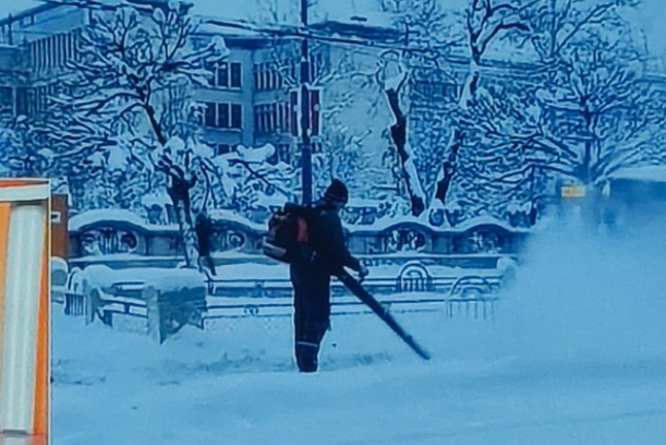 VIDEO Nevjerojatni prizori iz Srbije: Komunalni radnik snijeg čisti ...
